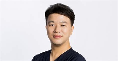 엄지발가락이 휘어지고 통증 발 건강 적신호 무지외반증