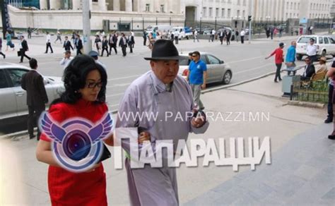 “АПУ” гийн Батхүү эхнэртэйгээ