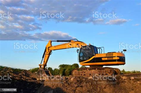 콘크리트 분쇄 분쇄 분쇄기 양동이 굴삭기 건설 믹스용 건설 폐기물 재활용 개발에 대한 스톡 사진 및 기타 이미지 개발 개발형 광산 건설 기계류 Istock