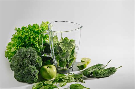 블렌더에 그린 스무디를 위한 재료 시금치와 녹색 채소로 건강 한 식품 개념 채식 요리 0명에 대한 스톡 사진 및 기타 이미지 0명 건강한 생활방식 건강한 식생활