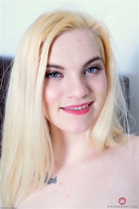 Branquinha Bucetuda Pelada Se Abrindo Toda