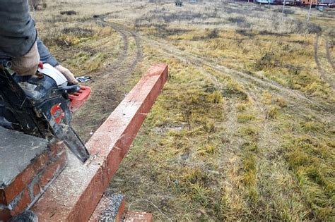 작업자는 집의 건설에 전기 톱을 사용하여 나무 처리를 수행 개발에 대한 스톡 사진 및 기타 이미지 개발 건물 외관 건설 산업 Istock