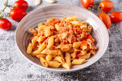 참치와 방울 토마토를 곁들인 페네트 전통적인 이탈리아와 지중해 요리의 대표적인 요리 점심과 저녁 식사 모두에 적합한 건강하고 균형 잡힌 요리 0명에 대한 스톡 사진 및 기타