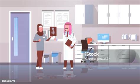 아랍 의사와 간호사 검사 엑스레이 병원 노동자 보고 환자 방사선 만화 캐릭터 전체 길이 의학 의료 개념 병원 클리닉 사무실 인테리어 병원에 대한 스톡 벡터 아트 및 기타