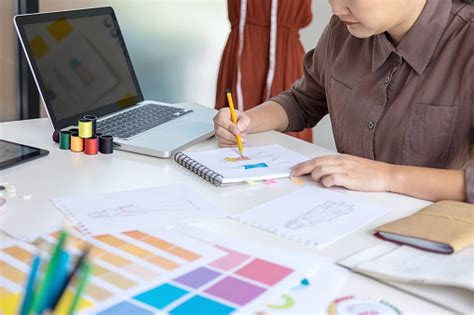 예술 직업 및 직업 직업 창조적인 디자인과 예술 개념에에서 새로운 컬렉션의 그녀의 워크샵에 밑그림으로 패션 디자이너 측정으로 작동 하는 세련 된 패션 디자이너 Cmyk에