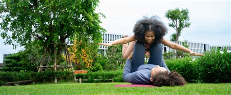 공원에서 요가 운동을하는 귀여운 재미있는 아이 딸과 함께 신중한 아프리카 엄마calm 흑인 어머니와 도시 공원 자연에서 요가를