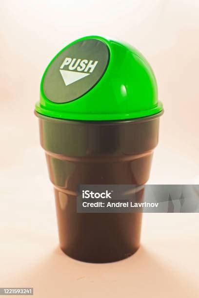 쓰레기 재활용 용기 생태 개념 분홍색 배경의 사무실에서 테이블에 휴지통을 재활용합니다 사무실 건물에서 쓰레기의 분리 0명에 대한 스톡 사진 및 기타 이미지 Istock