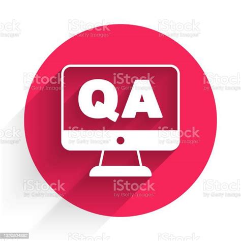 긴 그림자로 격리 된 질문 및 답변 아이콘이있는 흰색 음성 거품 Q 및 기호 Faq 기호 채팅 음성 거품 및 차트 빨간색 원 버튼입니다 벡터 0명에 대한 스톡 벡터 아트 및