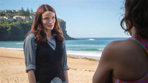 Return To Paradise Star Talks Christmas Special Death In Paradise Crossover