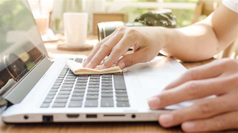 Cara Membersihkan Layar Laptop Anda Dengan Baik Dan Benar Tinta Resah