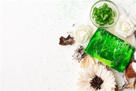 무료 카피 스페이스 모형흰색 나무 배경에 바디 케어스파 구성 목욕용 스킨 케어 핸드메이드 제품 화장품 알로에 베라 공예 비누와 목욕 소금 꽃 식물에 대한 스톡 사진 및 기타