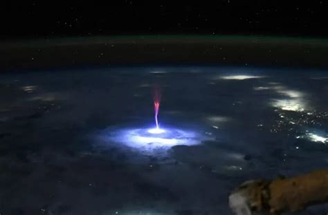 تصویر وحشتناک فضانورد ناسا از صاعقه را ببینید عکس اطلاعات آنلاین