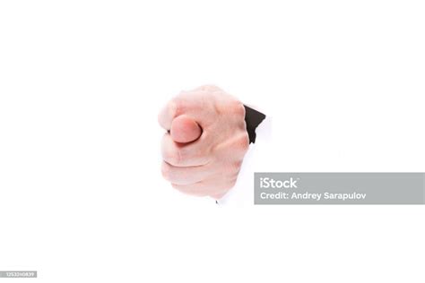 흰색 배경에 종이에 구멍을 통해 남성 무화과 격리 닫고 공간을 복사합니다 개체 그룹에 대한 스톡 사진 및 기타 이미지 개체