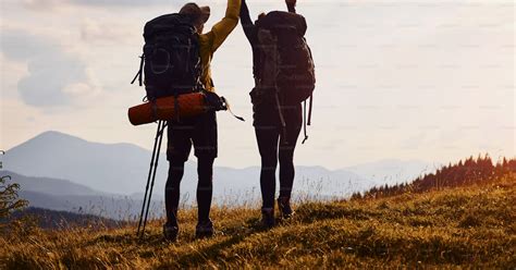 부부는 그 언덕을 정복했습니다 장엄한 카르파티아 산맥 손길이 닿지 않은 자연의 아름다운 풍경 사진 Unsplash의 사진술 이미지