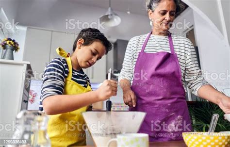 코카서스 어머니는 케이크를 만들기 위해 재료를 준비하는 요리하는 방법을 그녀의 아들을 가르치고 2명에 대한 스톡 사진 및 기타 이미지 Istock