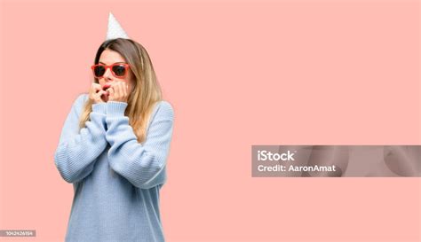 젊은 여자는 겁에 질 려 생일을 기념 하 고 긴장 불안과 공황 몸짓 표현 압도 감정에 대한 스톡 사진 및 기타 이미지 감정 개념 개념과 주제 Istock