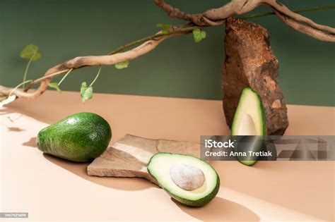 구성 빈 연단 재료 나무 돌 아보카도 제품 프레젠테이션 배경은 베이지 그린입니다 천연 소재에서 아름 다운 배경입니다 강단에 대한 스톡 사진 및 기타 이미지 Istock