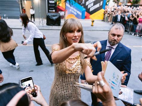 Taylor Swift Should Criticize Her Own Fans Like Phoebe Bridgers Does