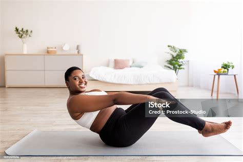 과체중 밀레니엄 흑인 여성 복근 운동을하고 집에서 핵심 근육을 훈련하고 공간을 복사하십시오 가정 생활에 대한 스톡 사진 및 기타 이미지 Istock