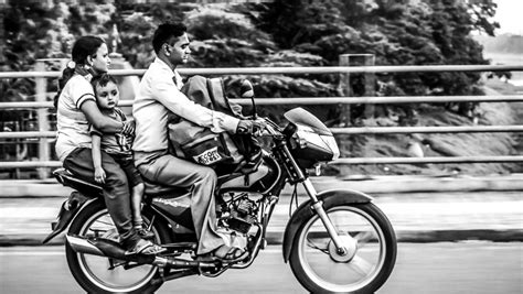 무료 이미지 남자 검정색과 흰색 사람들 여자 화이트 거리 사진술 자전거 여행 풀 운동 동작 아시아