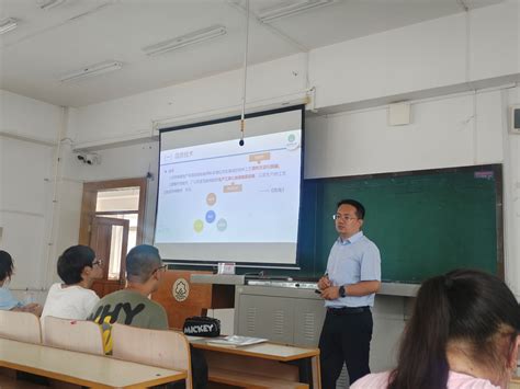 我校荆永君教授为我院本科生做《智能技术赋能教育数字化转型与教师角色重塑》报告