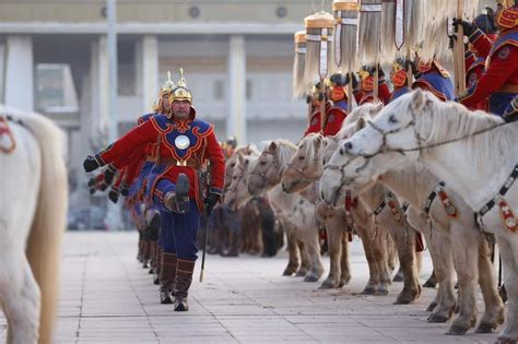 Төрийн далбааг мандуулж Есөн хөлт Их цагаан тугийг цэнгүүлэв