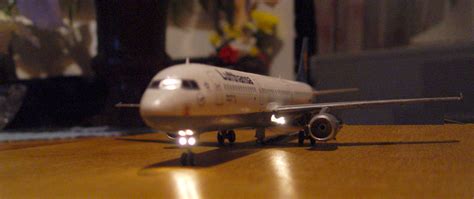Lights on 1/144 models – Airlinercafe