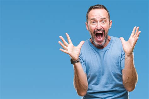 이상의 중 년 노인의 수석 남자 배경 축 하 하는 미친 절연 및 팔 제기 성공을 위한 놀라게 했 고 눈 흥분 비명 우승자 개념 긍정적인 감정 표현에 대한 스톡 사진 및 기타