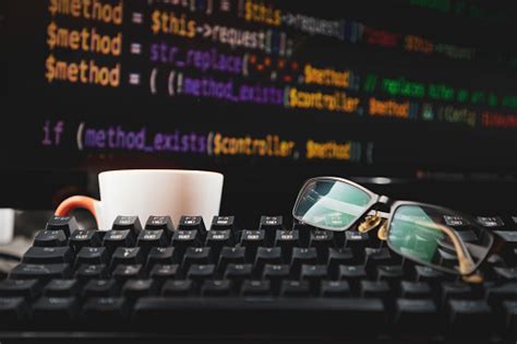 업무용 책상 커피 컵 접시에 마이크로프로세서가 있습니다 프로그래밍 텍스트 Cmd 키보드 및 수면 안경 프로그래밍 개념 및 컴퓨터