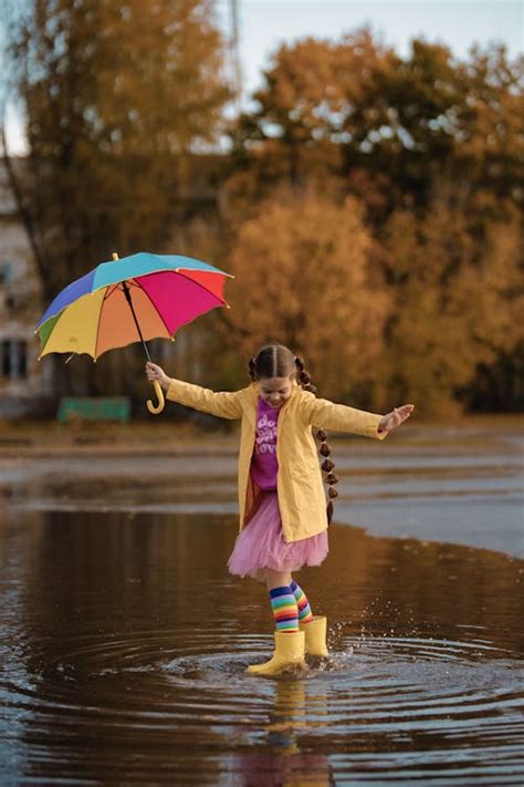 날씨 놀이 물웅덩이 비 비옷 수직 쐈어 어린 시절 어린이 점프하는에 관한 무료 스톡 사진