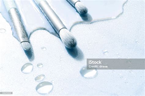 반짝이는 다양한 크기와 모양의 물방울로 테이블에 쏟아진 물방울 0명에 대한 스톡 사진 및 기타 이미지 0명 개념 개인 장식품 Istock