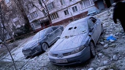 Розбитий дім уламки ракети і пошкоджені машини Поліція показала нові фото ракетного удару по
