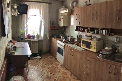 Ірина повернулася з роботи пізно Вона роззулася взяла важкі пакети з
