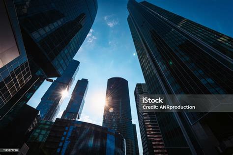 모스크바도시 고층 빌딩의 전망 모스크바도시는 미래 지향적 인 디자인의 사무실 건물입니다 모스크바의 건축 랜드 마크 여름 푸른 하늘에 대 한 놀라운 현대 건축 0명에 대한