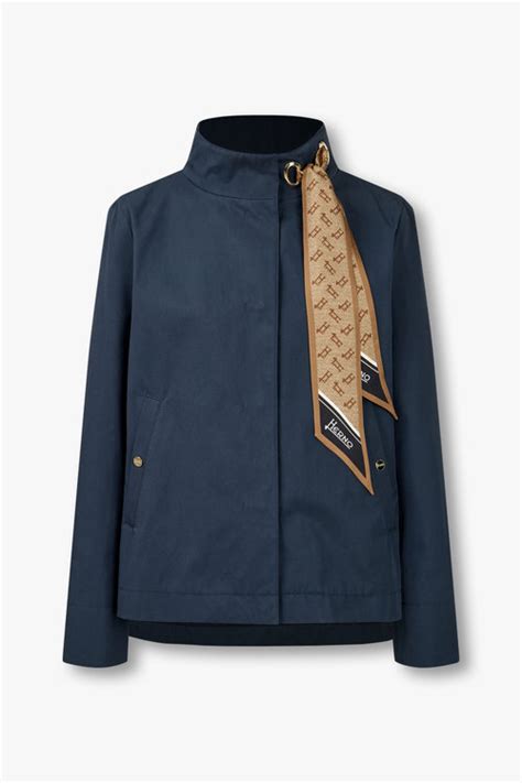 Herno에르노 에르노 로고 패턴 스카프 하이넥 자켓 Sivillage 에스아이빌리지 Herno에르노 에르노 로고 패턴 스카프 하이넥 자켓 Sivillage 에스아이빌리지