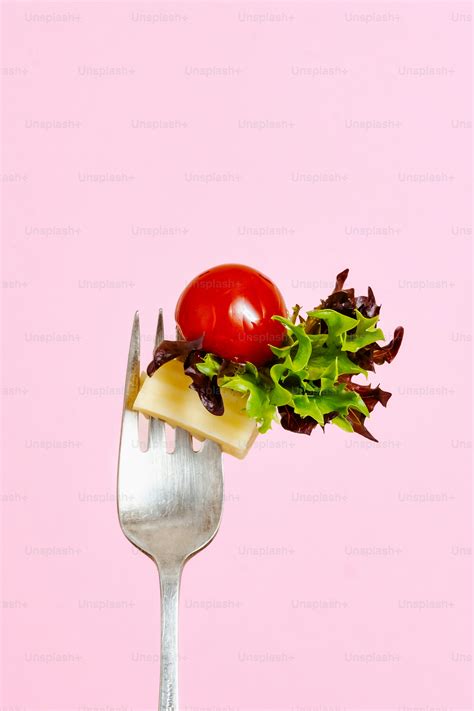 토마토 양상추 치즈를 올려놓은 포크 사진 Unsplash의 음식 이미지
