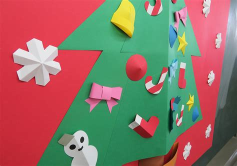 色画用紙で作る簡単でかわいい12月の壁面掲示物「クリスマスツリー」 図工人