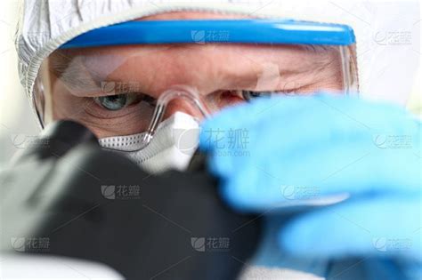 男科学家穿着白色防护服和面具