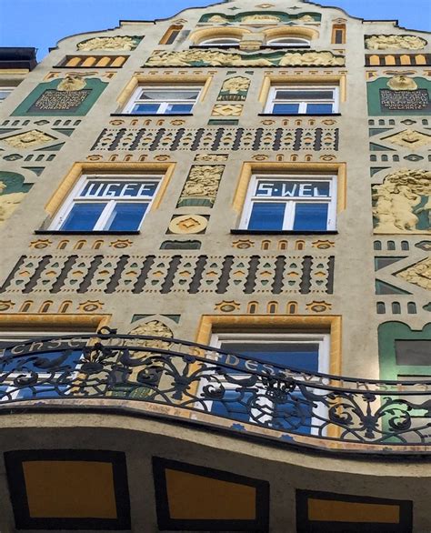 Изысканный фасад в стиле модерн с богатым декоративным оформлением