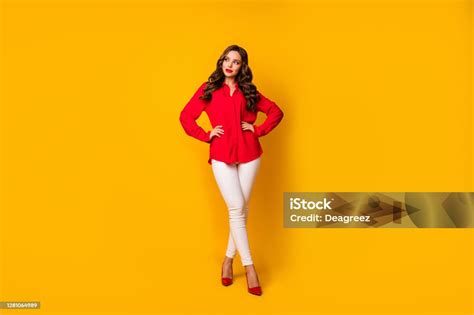 매력적인 비즈니스 레이디 홀드 핸즈 사이드 의 전체 길이 사진은 궁금 빈 공간 몽상가 착용 빨간 사무실 셔츠 화이트 팬츠 하이힐 고립 된 노란색 생생한 색상 배경 노란색