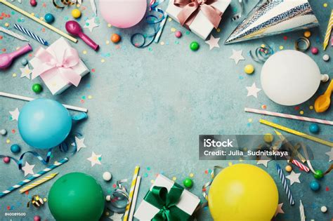 휴일 프레임 또는 다채로운 풍선 선물 색종이 실버 스타 카니발 모자 사탕 및 테이프와 배경 생일 또는 파티 인사말 카드 생일에 대한 스톡 사진 및 기타 이미지 Istock