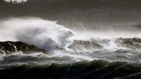 انقطاع الكهرباء عن عشرات الآلاف العواصف تظلم 26 منطقة غرب فرنسا