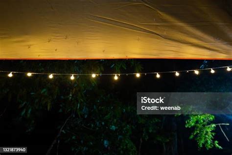 캠핑에서 전구 램프의 아름다운 행 어두운 배경에 램프 노란색 미니 램프 텐트 조명 전구에 대한 스톡 사진 및 기타 이미지 전구 야외 글램핑 Istock