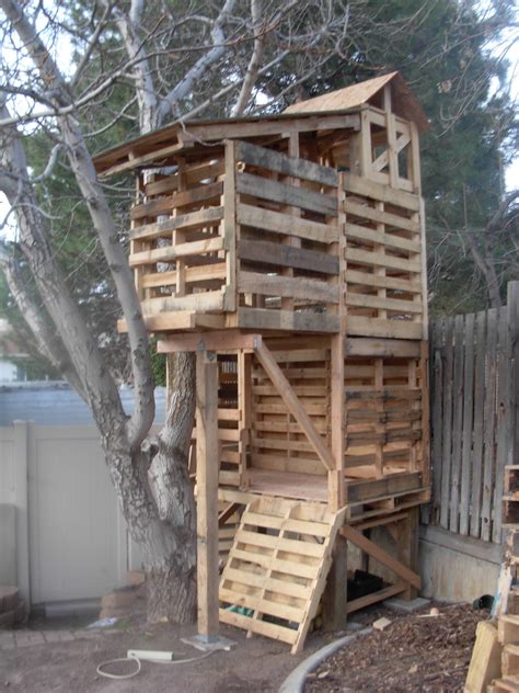 Awesome Pallet Treehouse Tree House Diy Tree House Plans Pallet