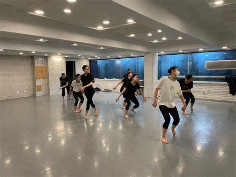 관인 증산 세종무용학원 📍증산세종무용학원⠀ 깜깜한 밤 활짝 열린 현대무용실⠀ 분주한 몸과 시선