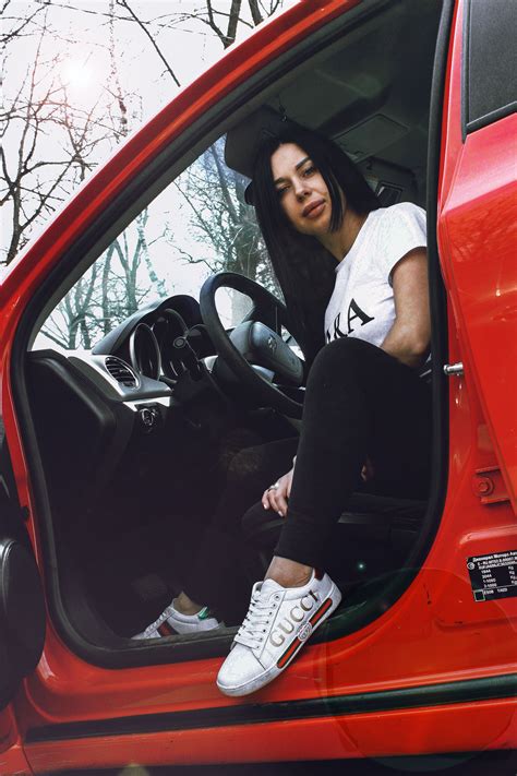 фотосессия в машине Фотосессия Девушка с автомобилем Современная модная фотография