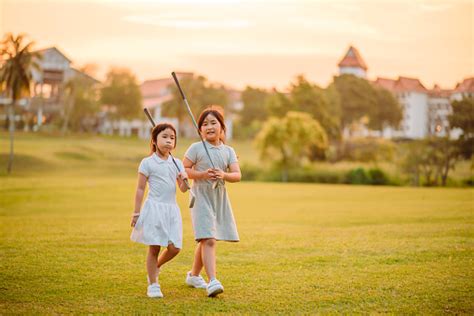 아름다운 일몰과 골프 코스에서 함께 결합 시간을 갖는 두 아시아 중국어 미소 어린 소녀 골프에 대한 스톡 사진 및 기타 이미지 골프 아이 경관 Istock