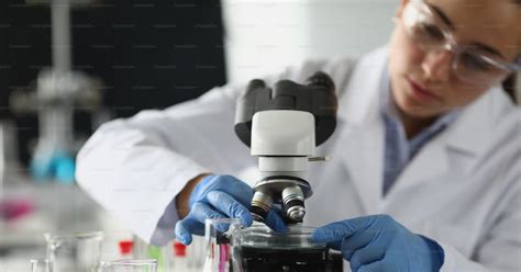 보호 안경과 장갑을 낀 연구원의 클로즈업 현미경으로 실험 샘플을 분석하는 실험실 조교 화학 실험 개념 사진 Unsplash의 성인 이미지