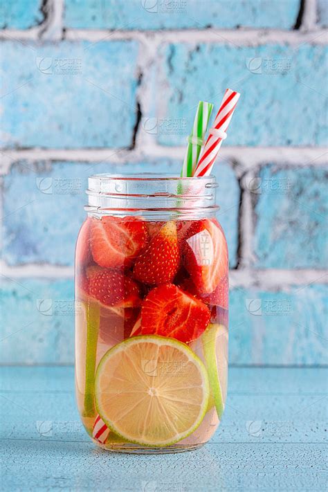 健康的排毒水和水果