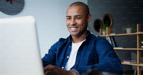 그의 노트북에서 일하는 아프리카계 미국인 사업가의 이미지 그의 책상에서 잘 생긴 청년 사진 Unsplash의 흑인 남성 이미지